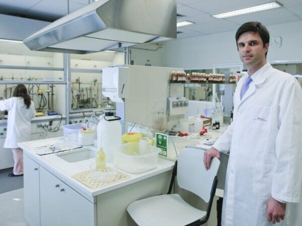 What Are the Best Countertop for Hospital & Healthcare? - Solid Surface Manufacturer KKR ...